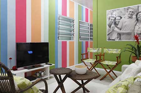 Paredes Decoradas com Listras Coloridas, Vermelhas, Azuis